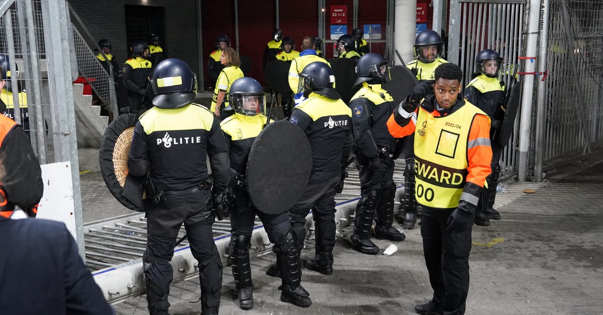 AZ kondigt maatregelen aan na rellen na duel met West Ham United | Hart van Nederland