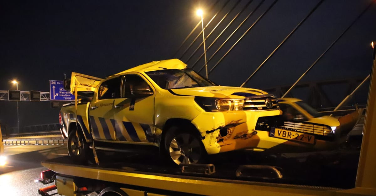 Vrachtwagen negeert rood kruis en ramt auto weginspecteur: 'Gesprongen ...