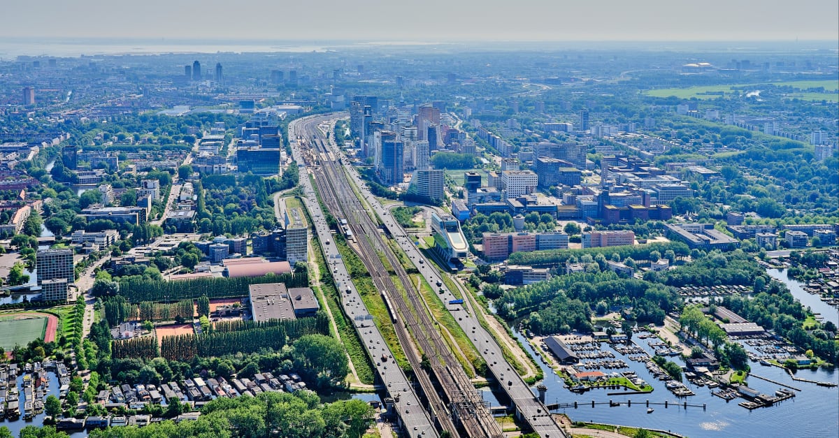 Stormloop op gratis tickets voor A10-feest, voor bizarre prijzen op Marktplaats en X | Hart van ...