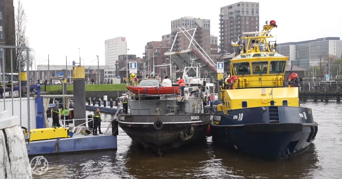 Schipper onwel en bekneld in stuurhut: boot ramt kade en andere boten ...