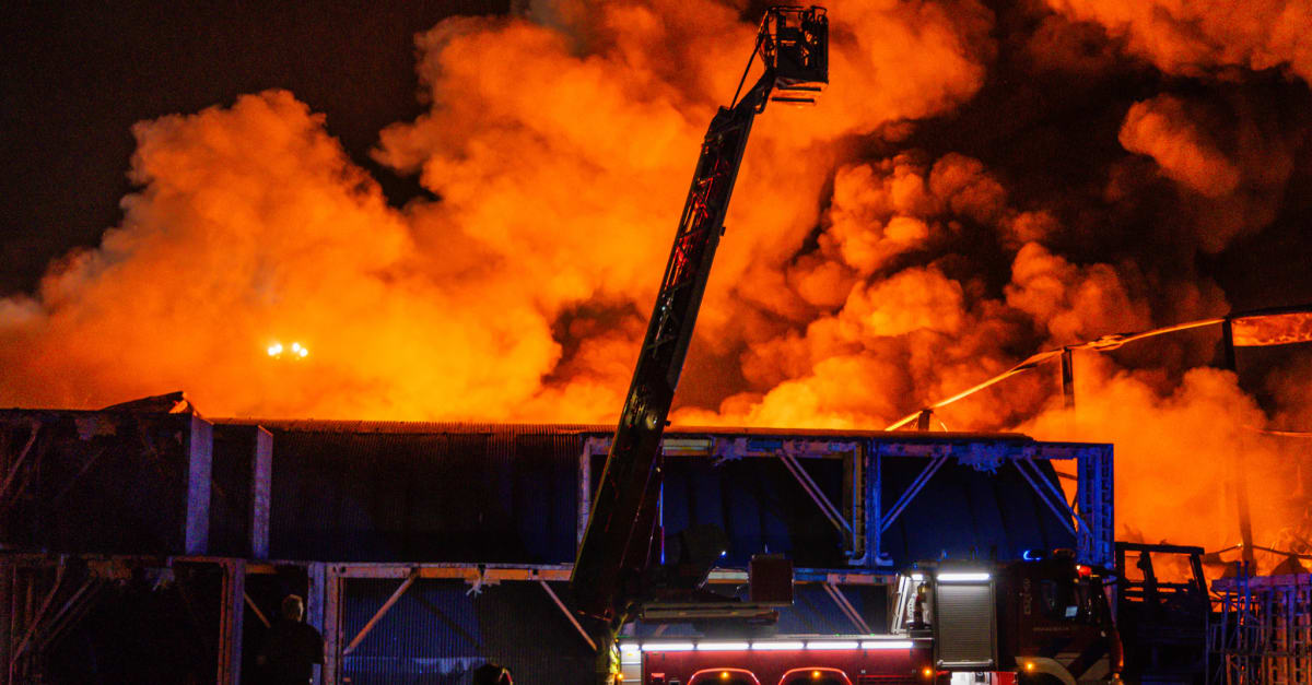 Zeker 100 brandweermannen blussen enorme brand veevoederfabriek ...