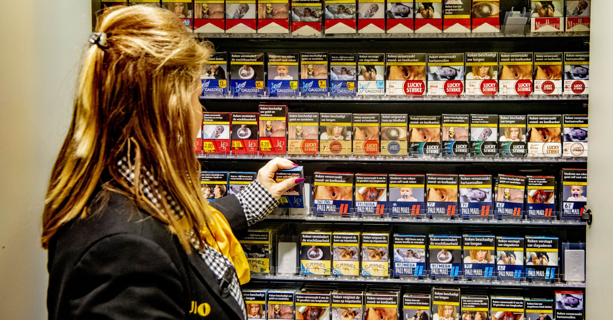 Artsen roepen supermarkten op tot sigarettenban: 'Per dag beginnen 70 ...
