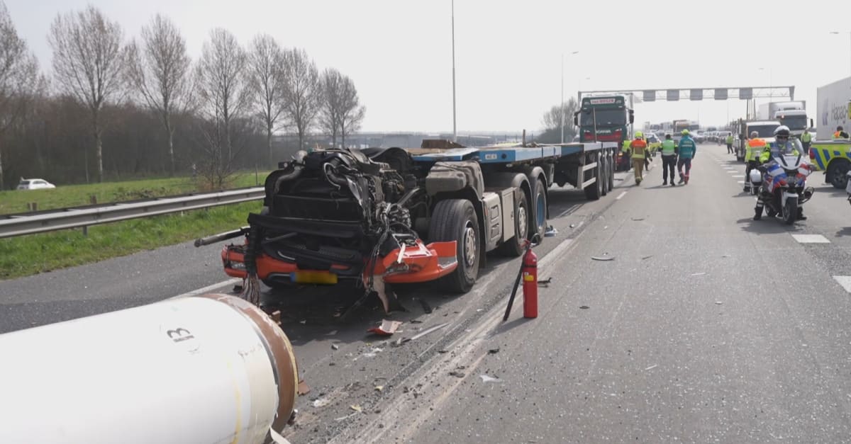 Vrachtwagenchauffeur overleden na beknelling op A4, weg nog uren dicht | Hart van Nederland