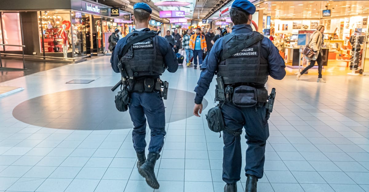 Marechaussee op Schiphol heeft handen vol aan overlastgevende reizigers ...