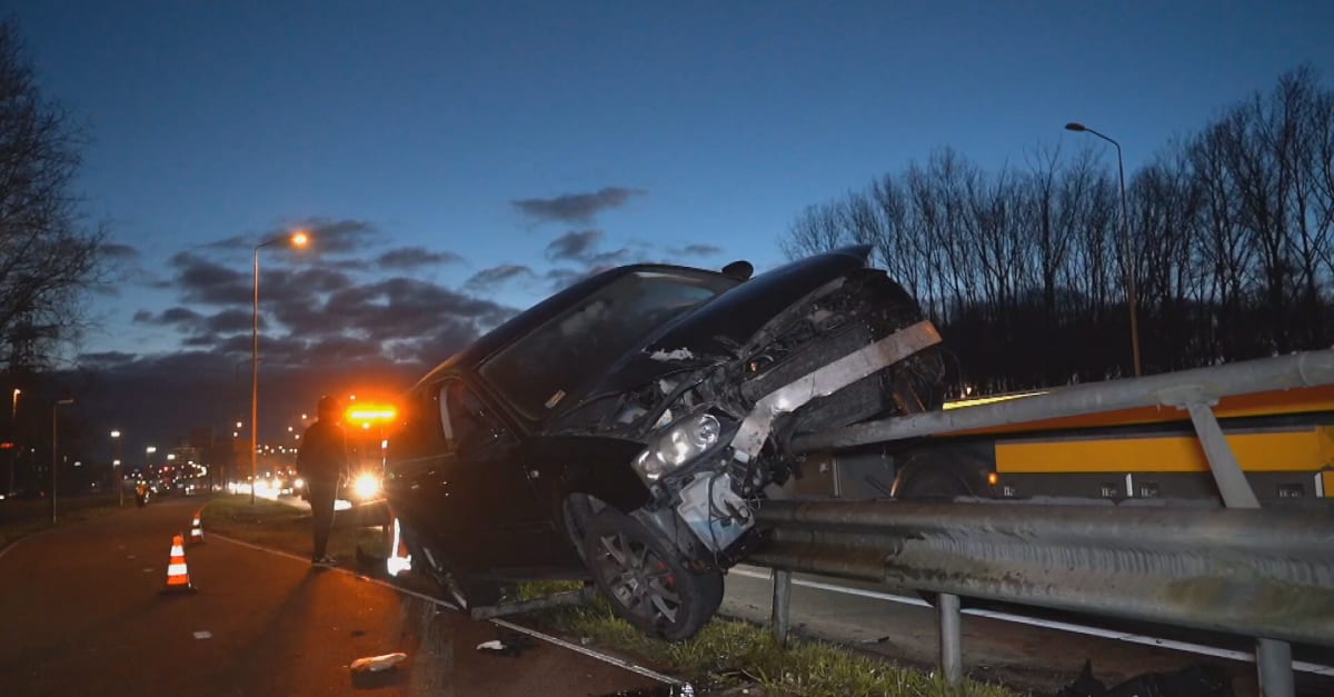 Auto belandt op de vangrail na ontwijken dier op weg in Nijmegen | Hart van Nederland
