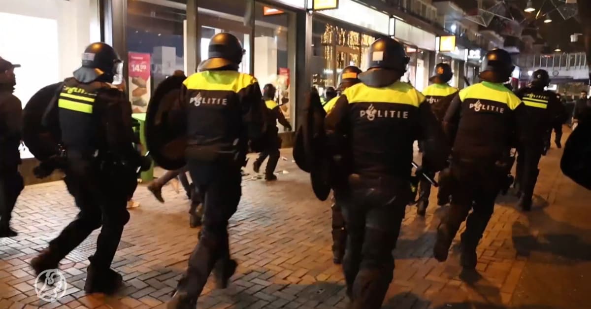 Politie: 62 aanhoudingen en 5 gewonden na geweld in Amsterdam | Hart van Nederland