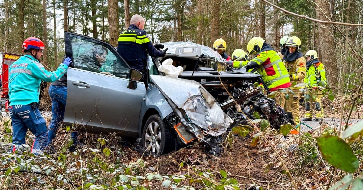 Drie gewonden en ravage na frontale botsing op N310 bij Nunspeet | Hart van Nederland