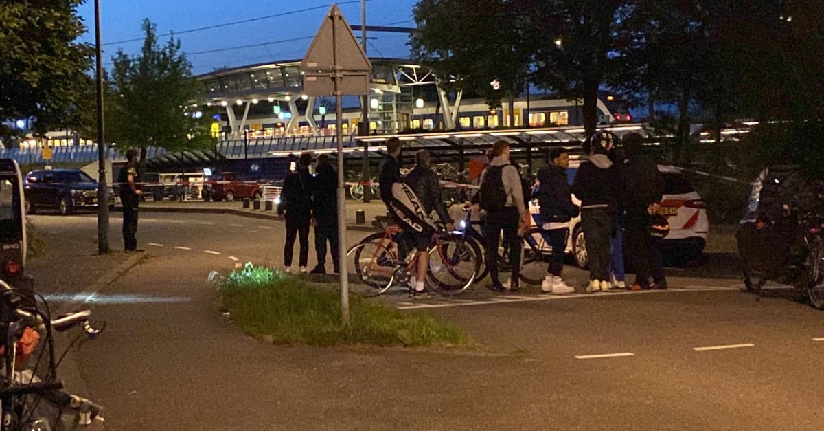 Verdachte schietpartij Rotterdam vlucht met de trein; arrestatieteam legt treinverkeer stil ...