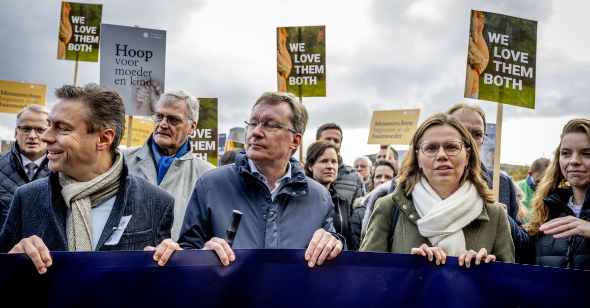 Meerdere politici aanwezig bij anti-abortus mars in Den Haag | Hart van ...