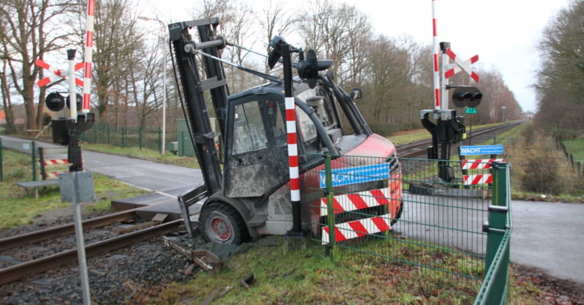 Trein botst op bewaakte overweg tegen vorkheftruck, geen gewonden ...