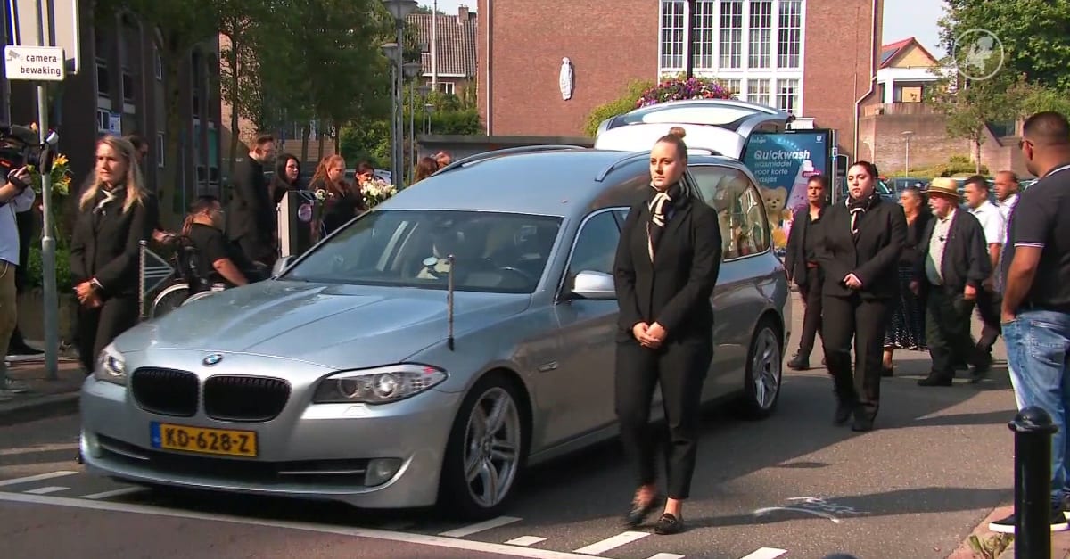 Naasten nemen afscheid van doodgeschoten Joeweela (39)