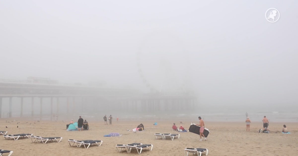 ZIEN: Dagje strand valt in water door enorm dichte mist bij ...