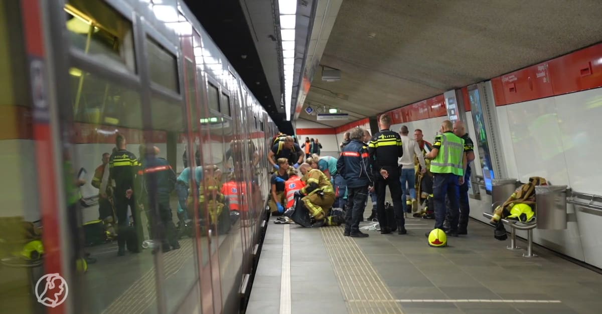 Man zit vast met been tussen metro en perron in Rotterdam