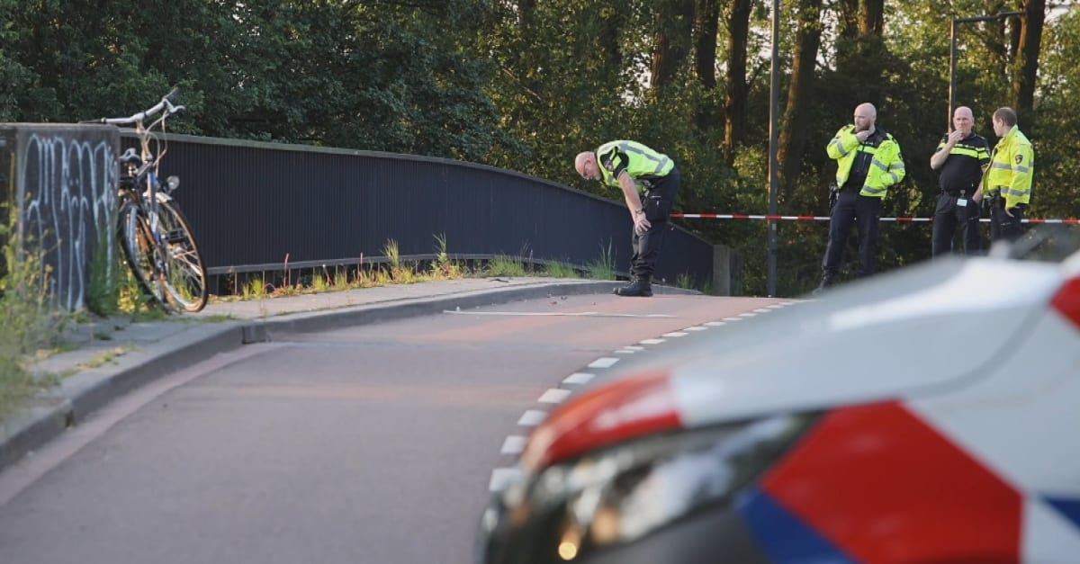 Auto schept fietser en rijdt door, man (63) blijft zwaargewond achter ...