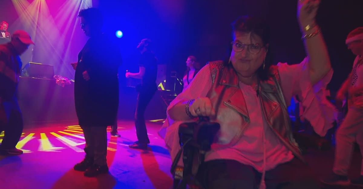 Rolstoel-DJ laat iedereen lekker feesten (en dat is best bijzonder ...