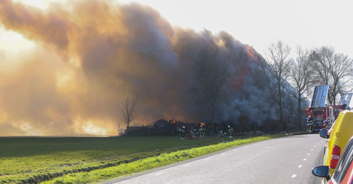 Zeer grote uitslaande brand in Wolsum legt woonboerderij in de as ...