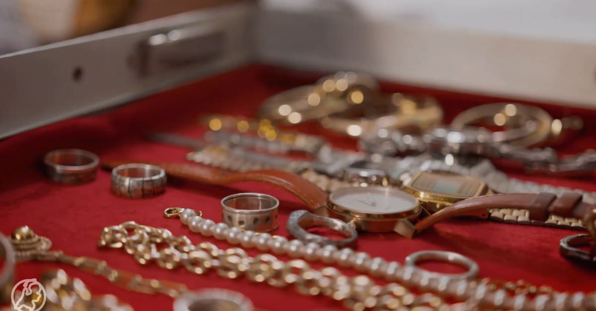 Politie neemt bij juweliers vermoedelijk vervalste sieraden van dure ...