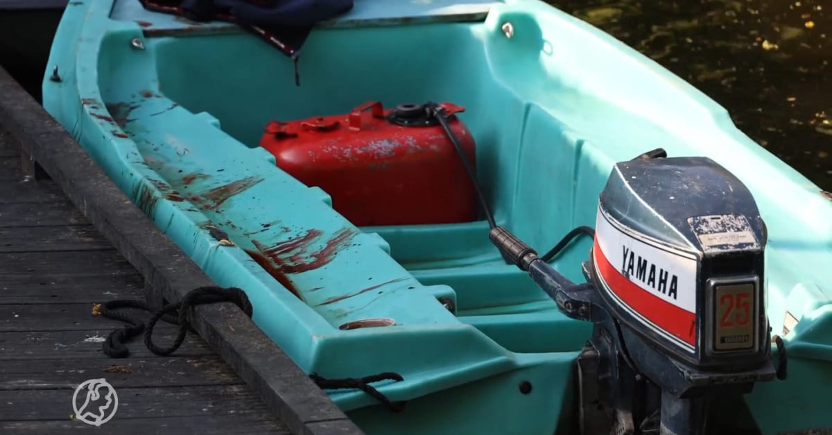 Man in boot ziet brug te laat, stoot keihard hoofd en moet zwaargewond ... Man in boot ziet brug te laat, stoot keihard hoofd en moet zwaargewond ...