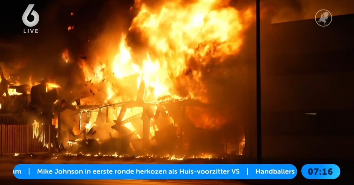 Grote uitslaande brand in bedrijfspand in Hoogvliet