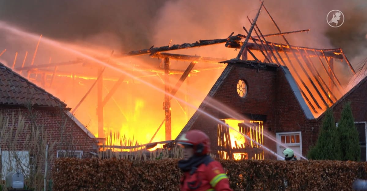 Veel rook bij grote brand in Drenthe: 'Sluit ramen en deuren'