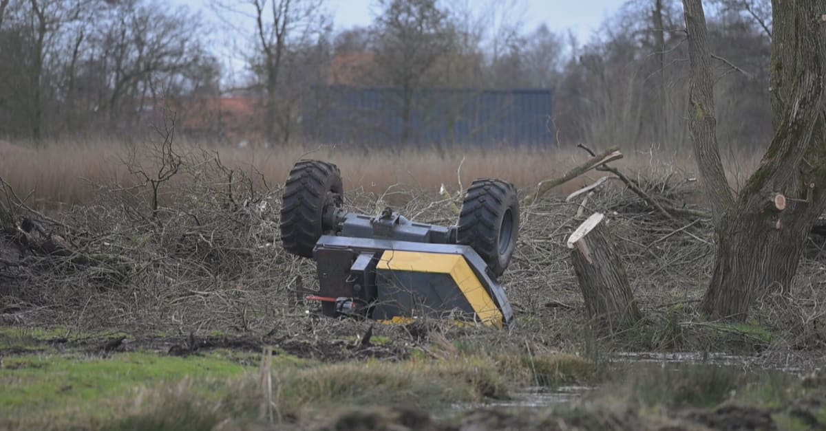 Graafmachine komt in sloot Woerdense Verlaat terecht, bestuurder ...