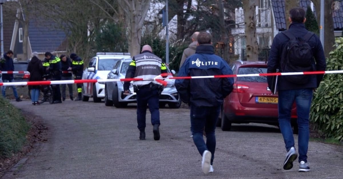 Politie onderzoekt vondst overleden persoon in woning Sint Pancras | Hart van Nederland