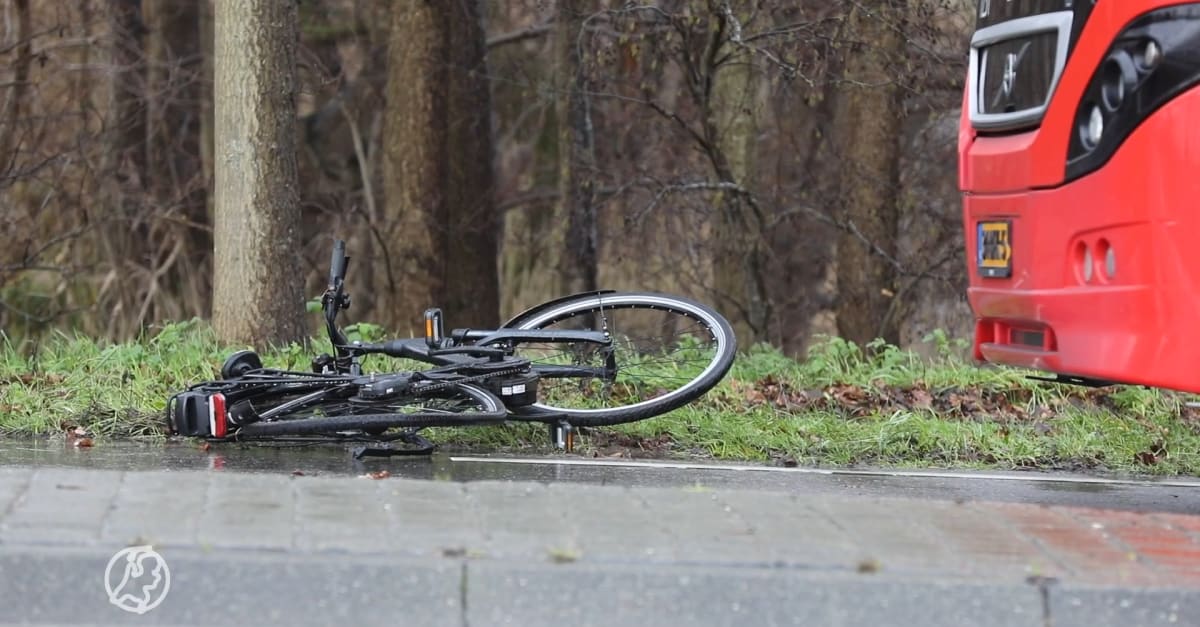 Man overlijdt na aanrijding met bus, onderzoek naar mogelijk falende ...