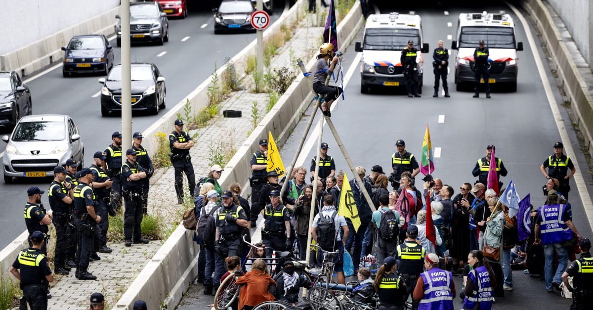 Tientallen demonstranten blokkeren A12 in Den Haag: 'We komen terug met ...