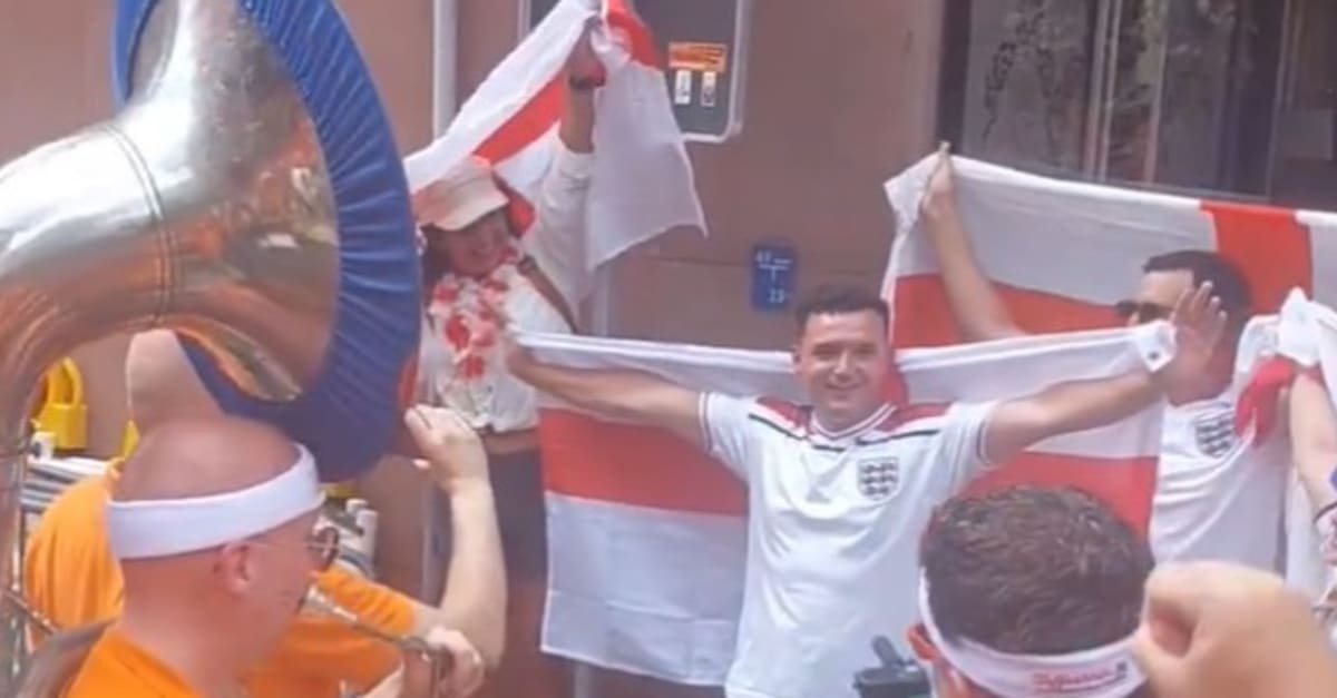 Oranjeband speelt tijdens mars in Dortmund 'Hey Jude' voor Engelse fans ...