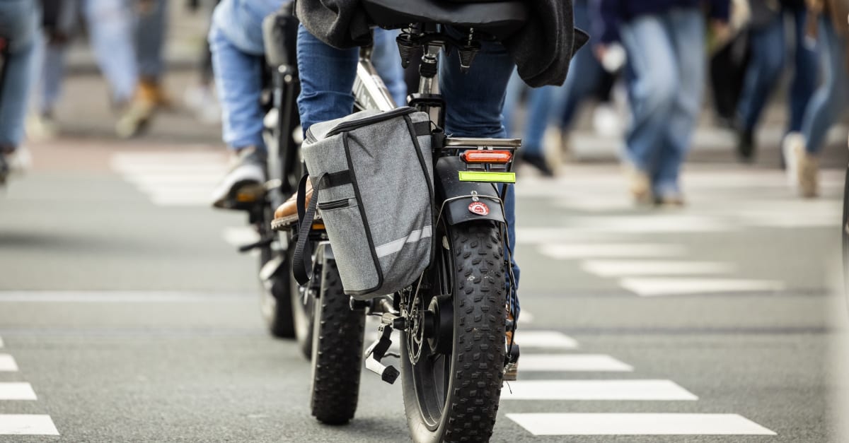 Politie plukt piepjonge bestuurder al rijdend van opgevoerde fatbike | Hart van Nederland