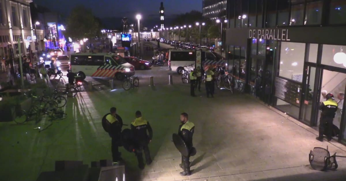 ME in actie bij rellen in Enschede: supporters FC Twente en Fiorentina ...