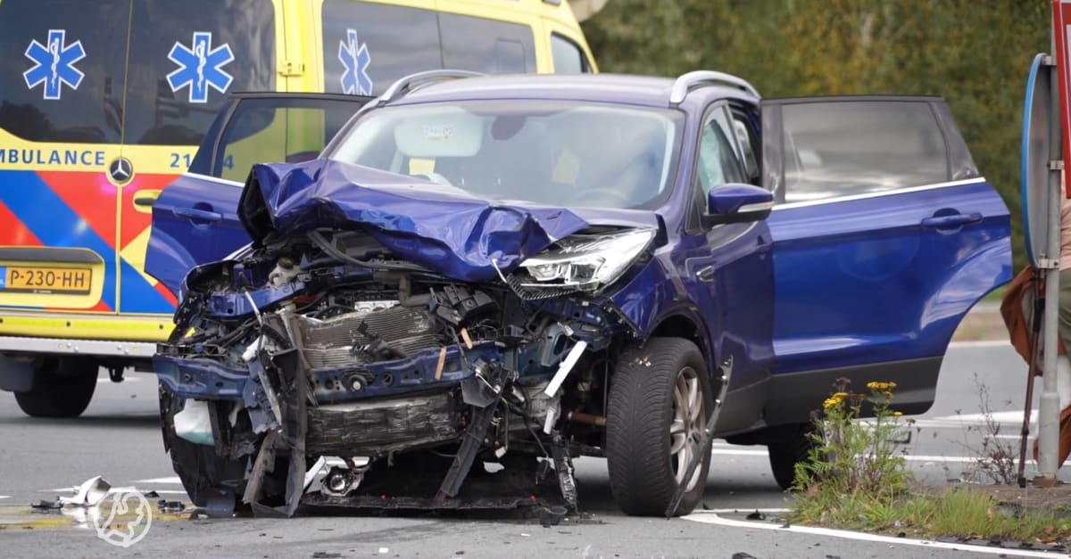 Auto met moeder en kinderen zwaar beschadigd door botsing bij Oss | Hart van Nederland