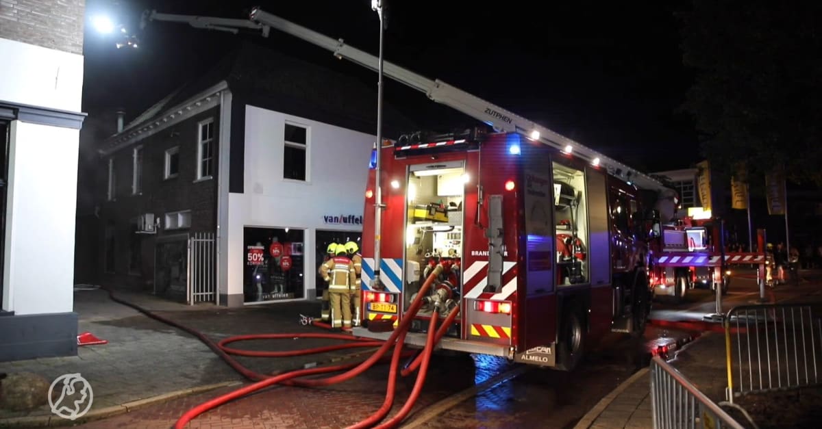 Grote brand in fietsenwinkel centrum Brummen, meerdere appartementen ...