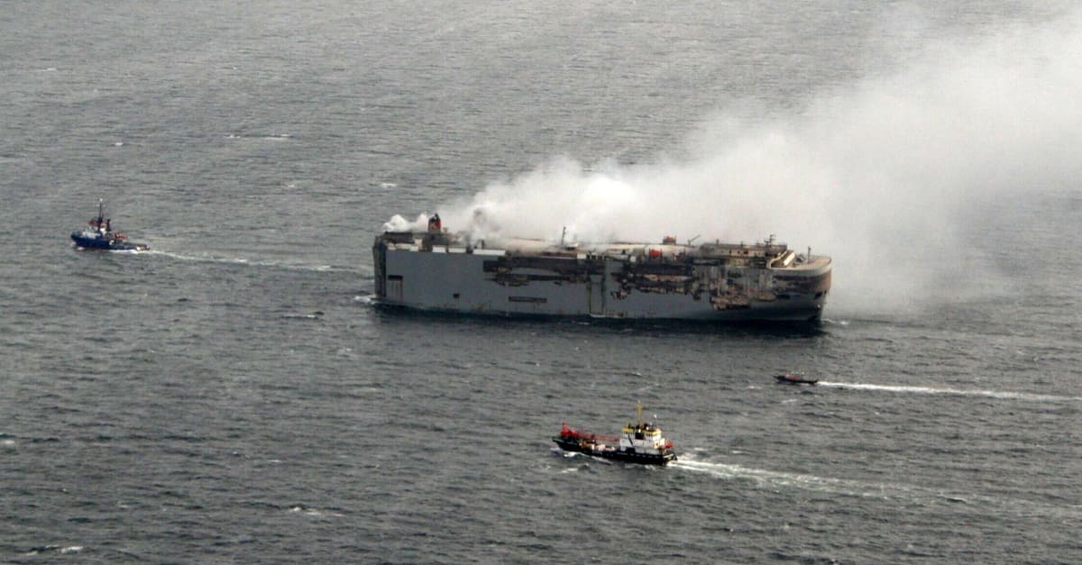 Brandend vrachtschip langzaam naar nieuwe locatie | Hart van Nederland