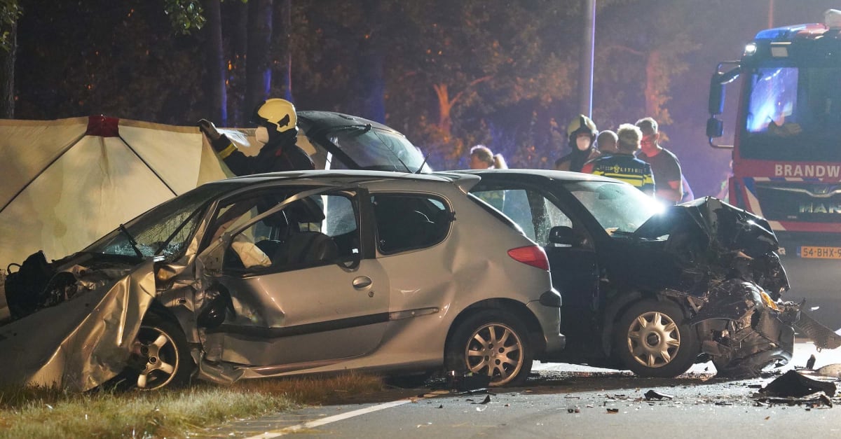 Drie gewonden bij frontale botsing in Assen | Hart van Nederland