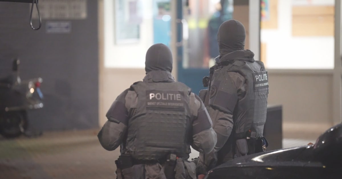 Klopjacht gaande naar voortvluchtige Bretly D.: politie valt woningen ...