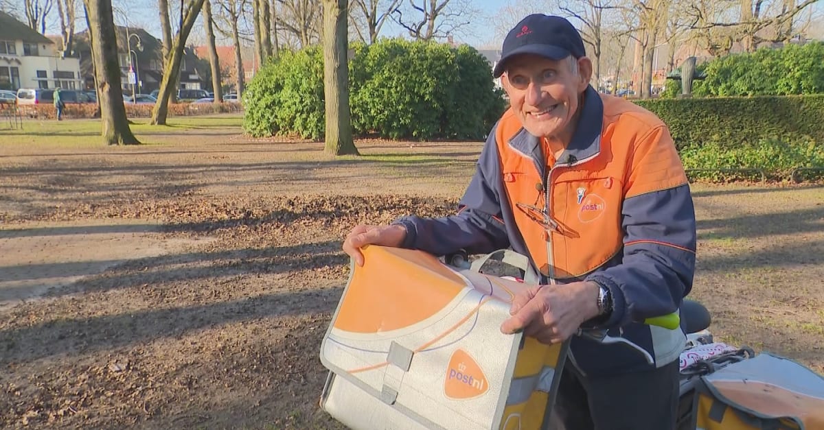 Daan (80) werkt al zestig jaar als postbode: honderden kaartjes om hem ...