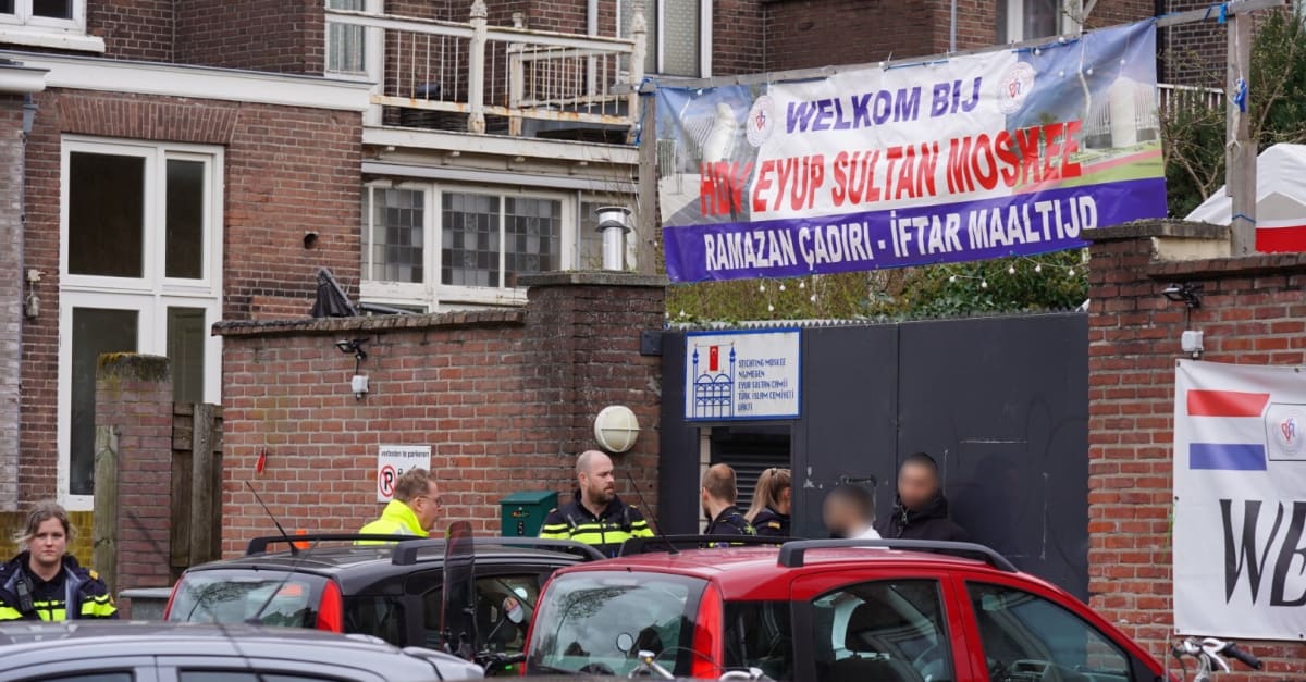Steekpartij in moskee Nijmegen: 'Slachtoffer en dader gewond' | Hart ...