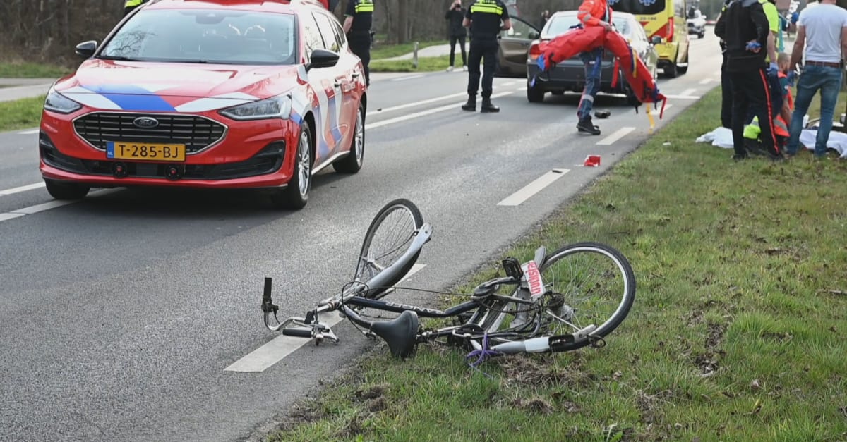 Jongen (13) op fiets verongelukt bij botsing met auto in Middelbeers | Hart van Nederland