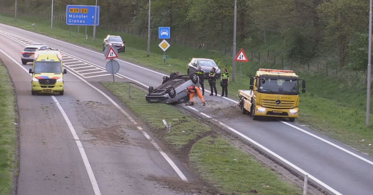 Auto over de kop op N35: ravage op de weg | Hart van Nederland