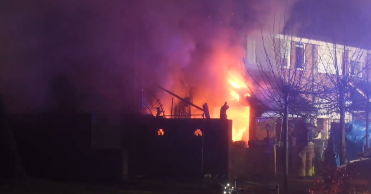 Twee mensen uit brandende woning Vroomshoop gehaald, drie honden dood ...