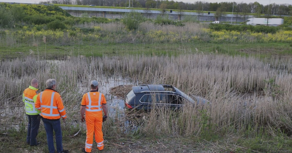 Weer vliegt auto uit bocht A59 waar Sanne en Hebe verongelukten | Hart ...