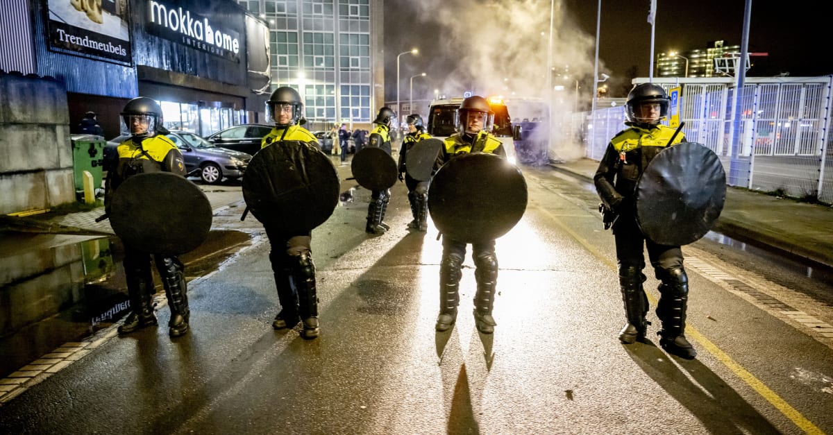 Resterende zeven verdachten van rellen Den Haag langer vast | Hart van ...