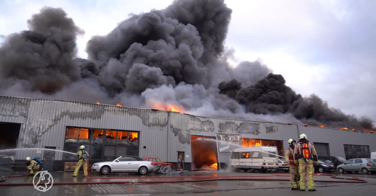 Brand in bedrijvenpand Drentse Roden onder controle | Hart van Nederland