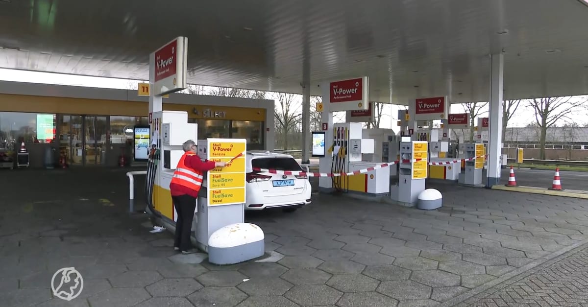 Het is zo druk bij dit tankstation op weg naar skigebied dat alle ...