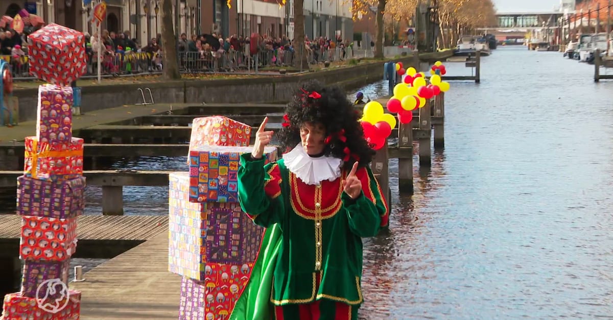 Slechthorende kinderen genieten van de Sinterklaasintocht in Veghel met ...