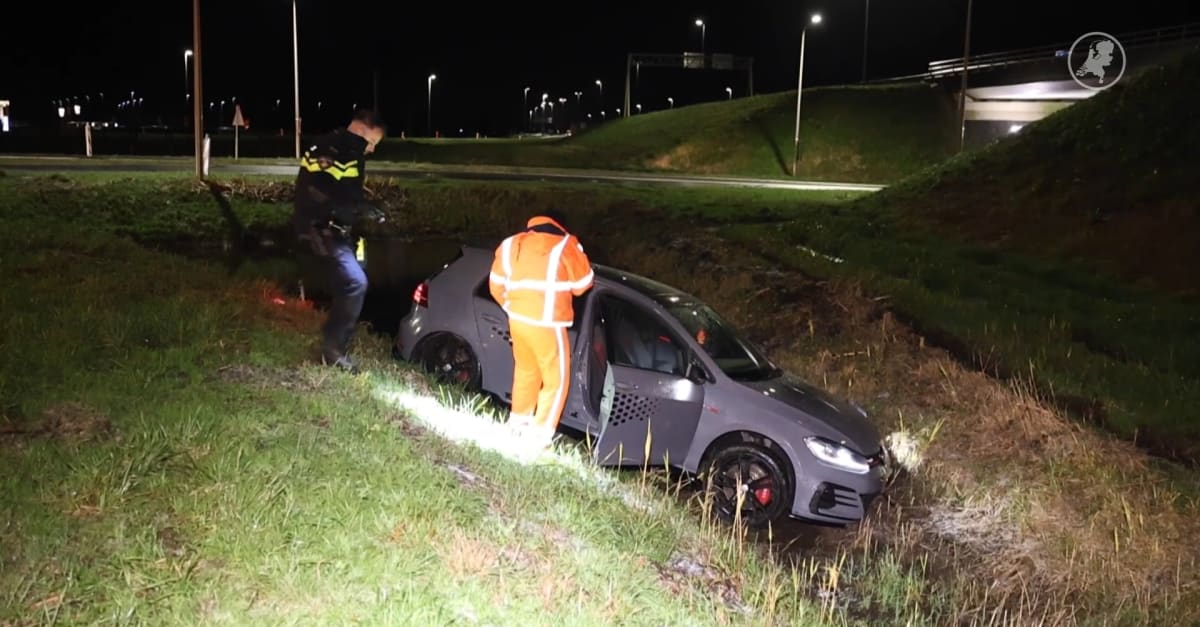 Spekgladde wegen zorgen voor ongelukken, auto vliegt uit bocht in ...
