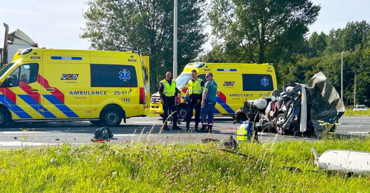 Zwaargewonde bij ernstig ongeluk tussen auto en vrachtwagen in Zeewolde ...