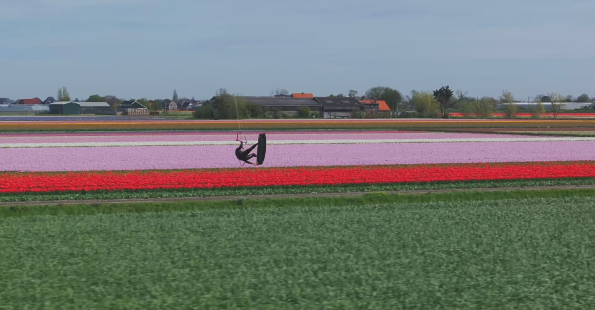 Prachtige plaatjes: kitesurfer Stig zweeft boven de Hollandse ...