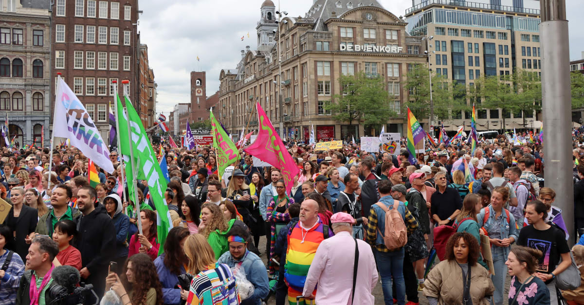 Eerste Queer & Pride barst los in Amsterdam: duizenden op straat voor ...